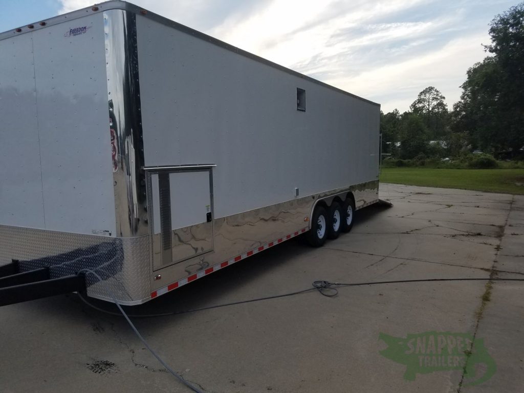 Gooseneck 8.5×38 TTA Trailer – White, Ramp, Side Door, Cabinets, Flat Front – Snapper Trailers